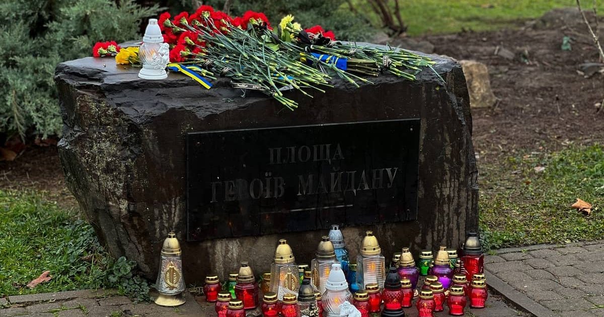 У День Гідності та Свободи міська влада вшанувала пам’ять загиблих — PMG.ua